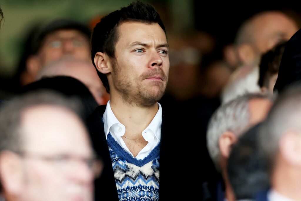 Harry Styles lance une nouvelle coupe de cheveux lors d'un match de ...