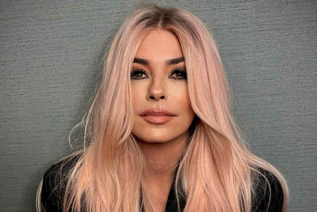 Shania Twain est presque méconnaissable avec ses cheveux roses ...